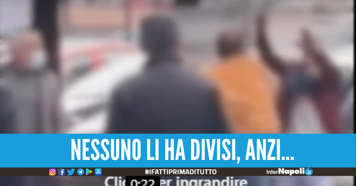 [Video]. Rissa all'esterno di un bar a S. Antimo, i curiosi ridono e ...