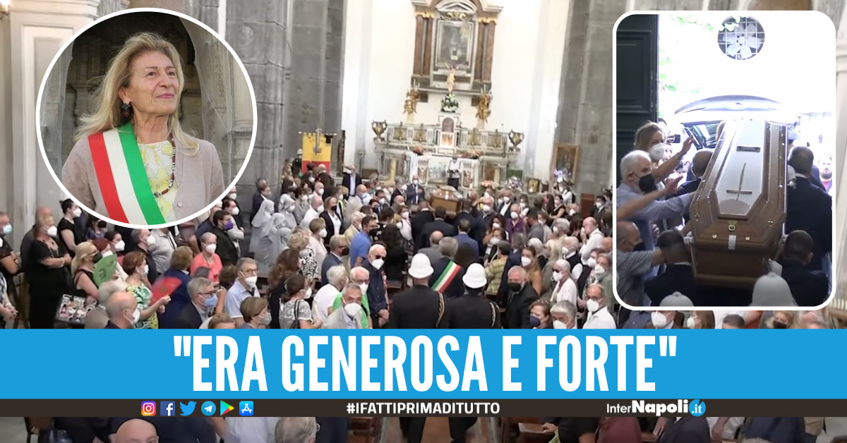 [VIDEO]. Chiesa gremita e applausi, l'ultimo saluto di Napoli a Maria ...