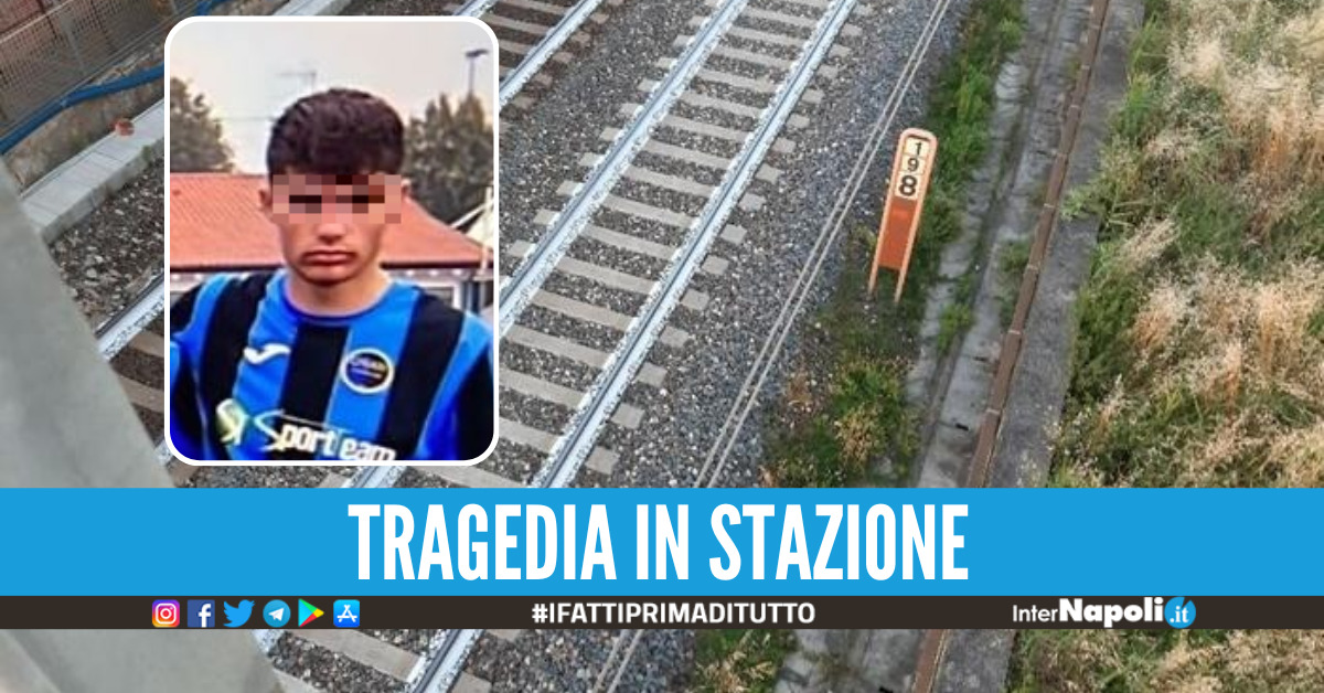 Attraversa i binari mentre arriva il treno, 15enne muore sul colpo