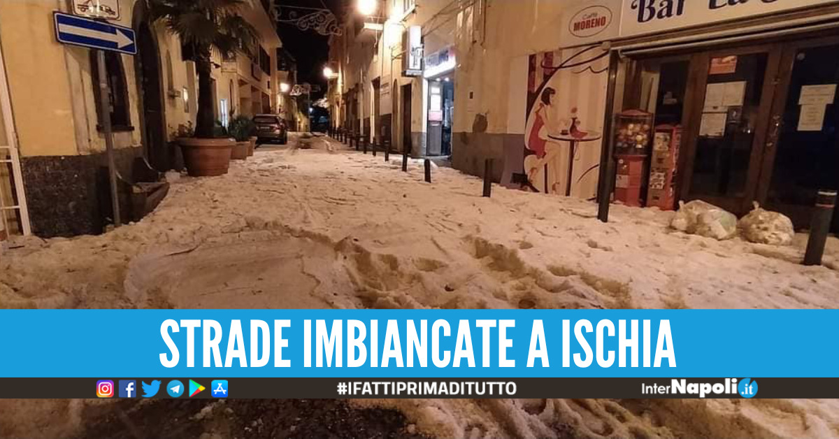 Tempesta di grandine si abbatte su Ischia, strade imbiancate: "Mai ...