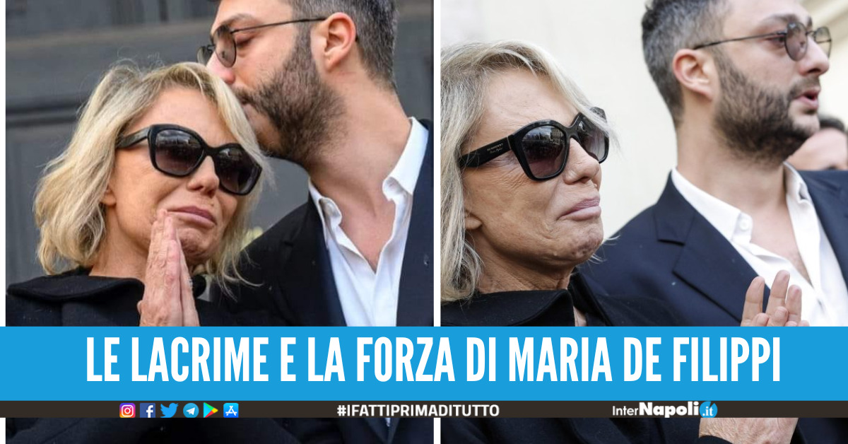 Il dolore composto di Maria De Filippi, la lacrima per il suo Maurizio ...