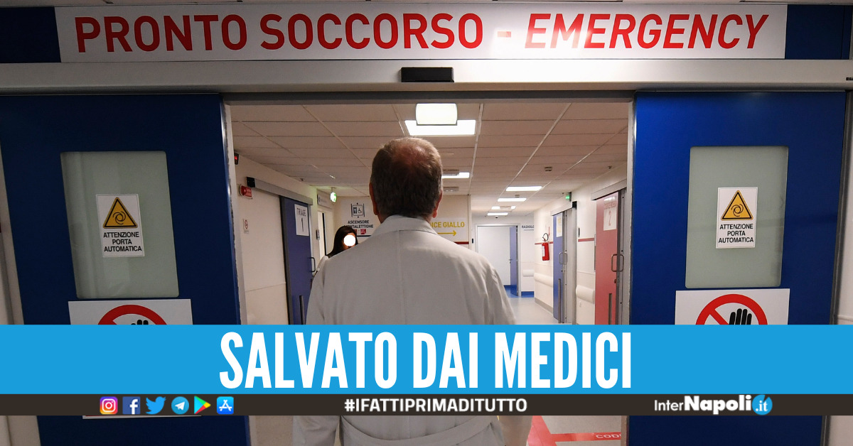 Napoli, portano l'amico accoltellato al pronto soccorso ostetrico: i ...