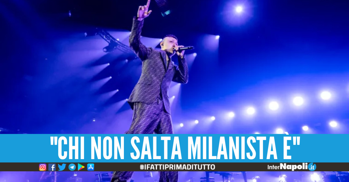 Lazza in concerto a Napoli, sfottò ai tifosi: "Siete qui di mercoledì ...
