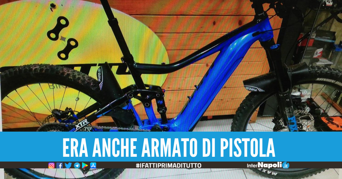 Ruba una bici elettrica poi tenta la fuga, arrestato 55enne dei Quartieri Spagnoli