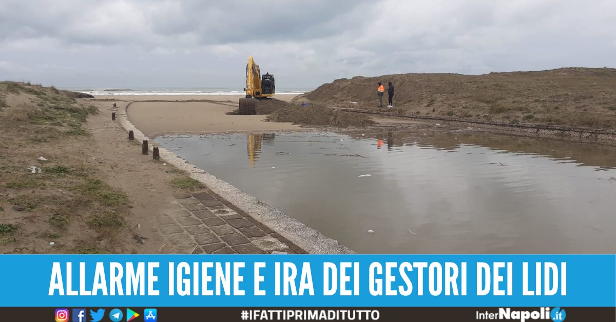 Esonda ancora il Lago Patria, schiuma in mare e acqua scura dopo la ...