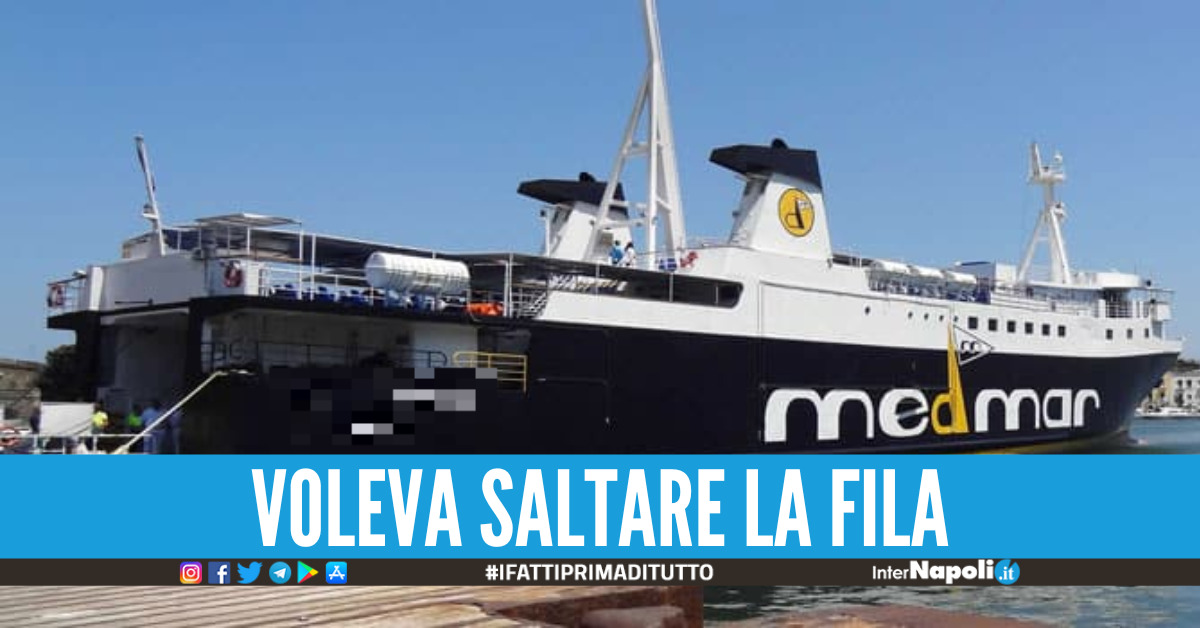 Vergogna a Ischia, turista del Nord alla fila del traghetto ...