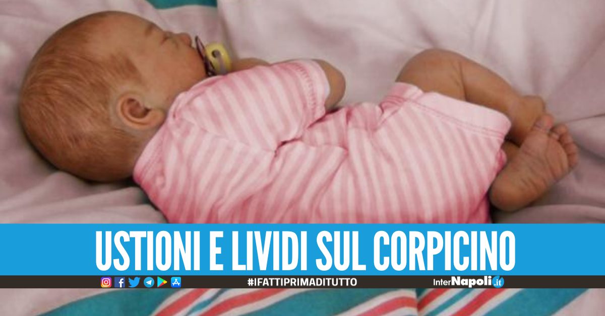 Neonata trovata senza vita nella culla nel Casertano, indagati i genitori: tolti gli altri due ...