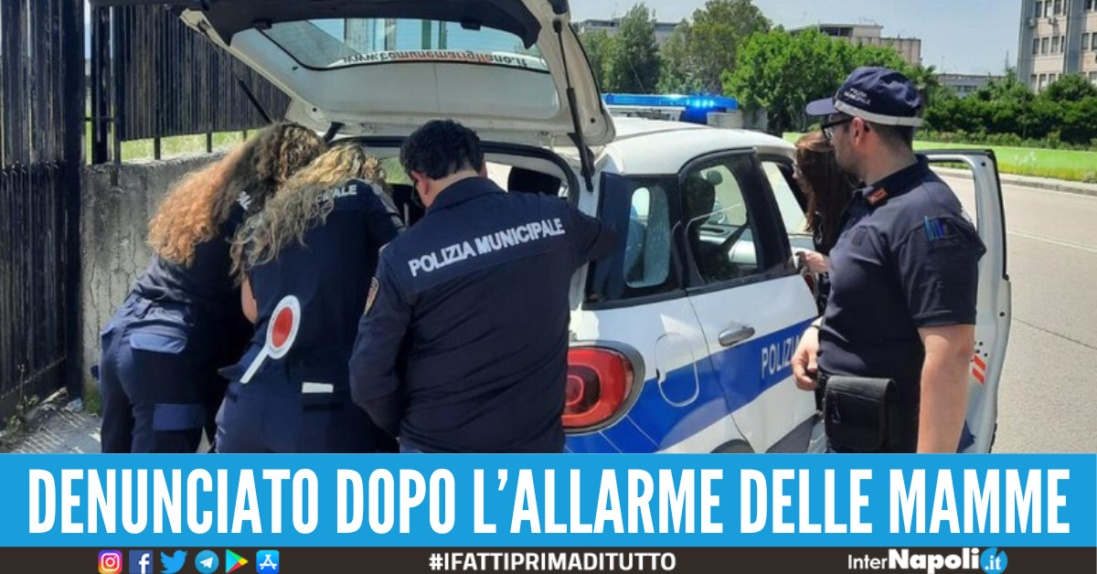 Riprendeva gli alunni col cellulare fuori la scuola media nel ... Riprendeva gli alunni col cellulare fuori la scuola media nel ...