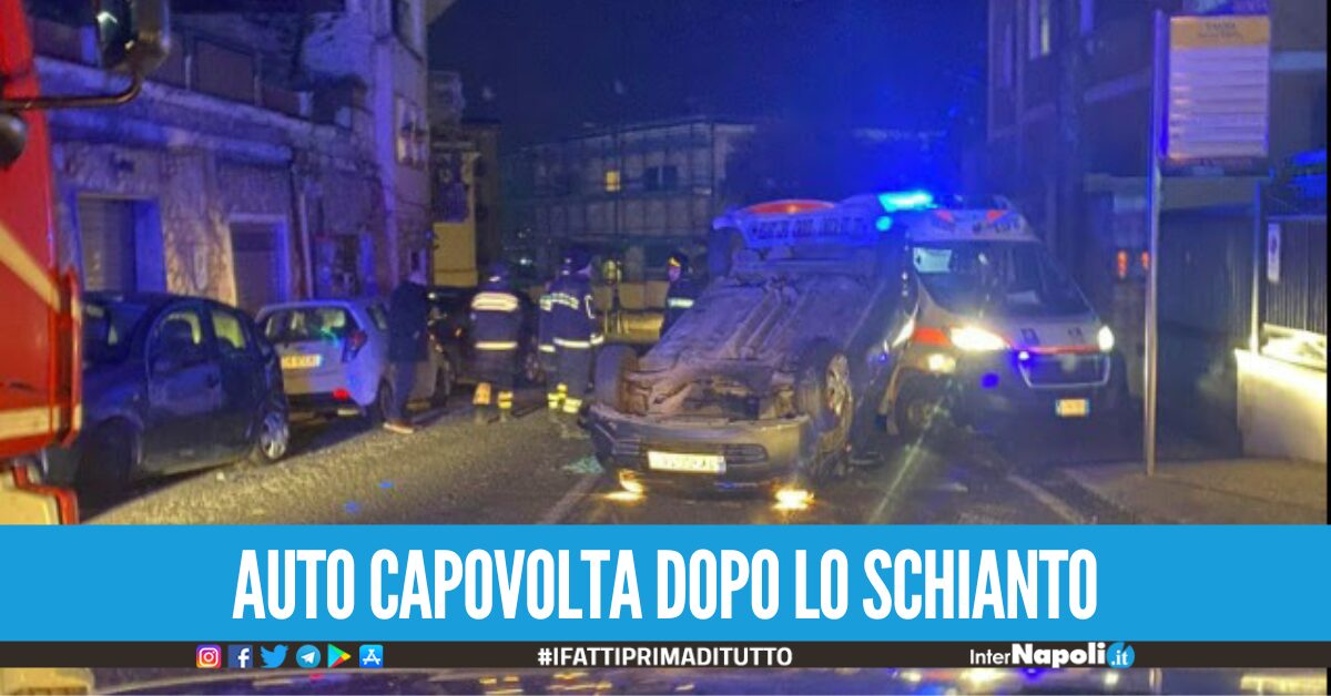 Terribile schianto a Napoli nella notte, auto si ribalta al centro della carreggiata