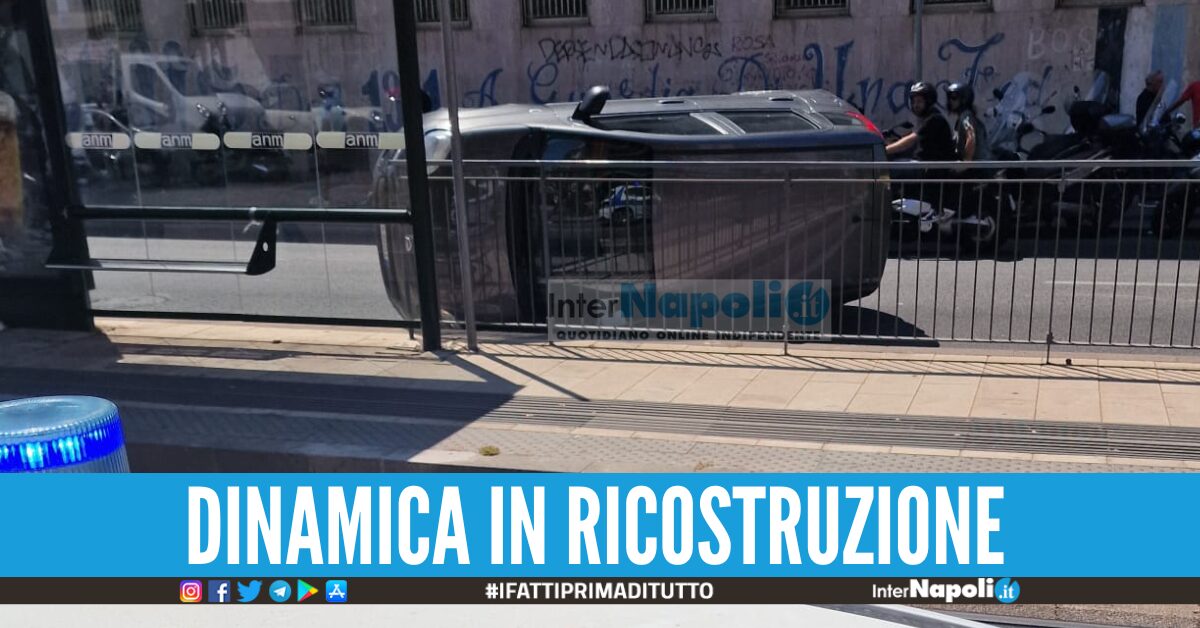 Incidente a Napoli in zona Mercato, un'auto si ribalta al centro della carreggiata