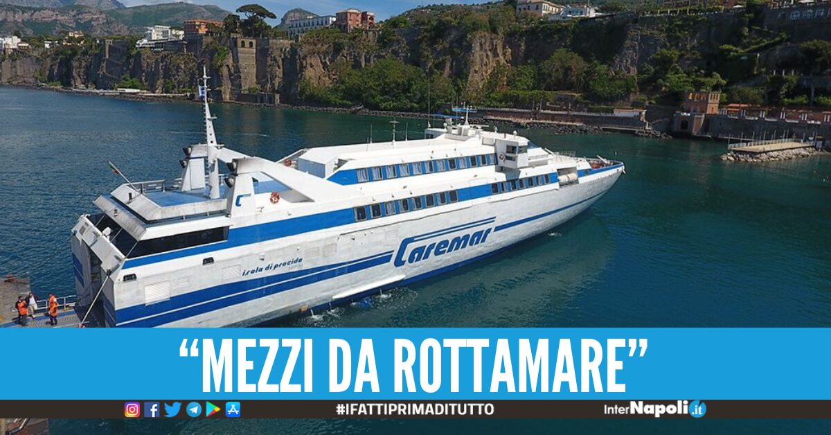 Caos sul traghetto a Ischia, si blocca il portellone: passeggeri ...