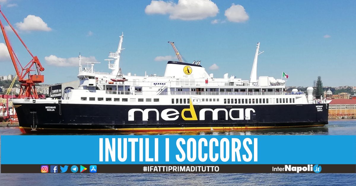 Tragedia sul traghetto da Ischia, turista muore dopo un malore