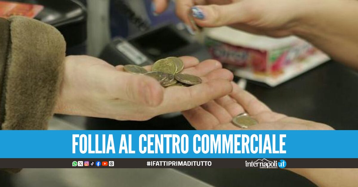 La cassiera non le dà il resto di 1 centesimo, la cliente la picchia ...