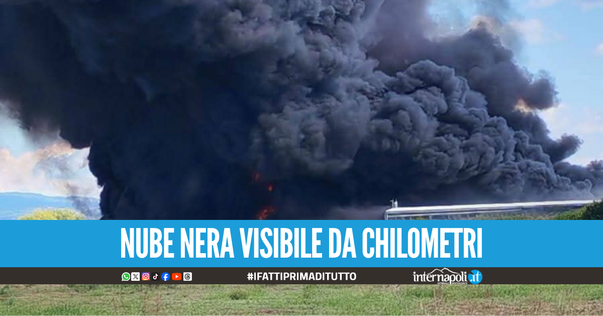 Terribile incendio a Sessa Aurunca, in fiamme serre in plexiglass e plastica