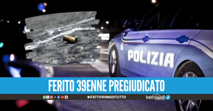 Spari a Napoli, 39enne gambizzato in strada: indagini in corso