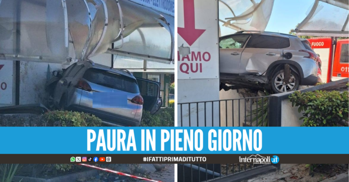 Malore alla guida, auto sfonda il muro del centro commerciale ad Afragola